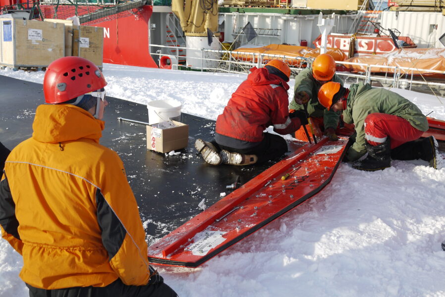 Tractor train traverse system - British Antarctic Survey